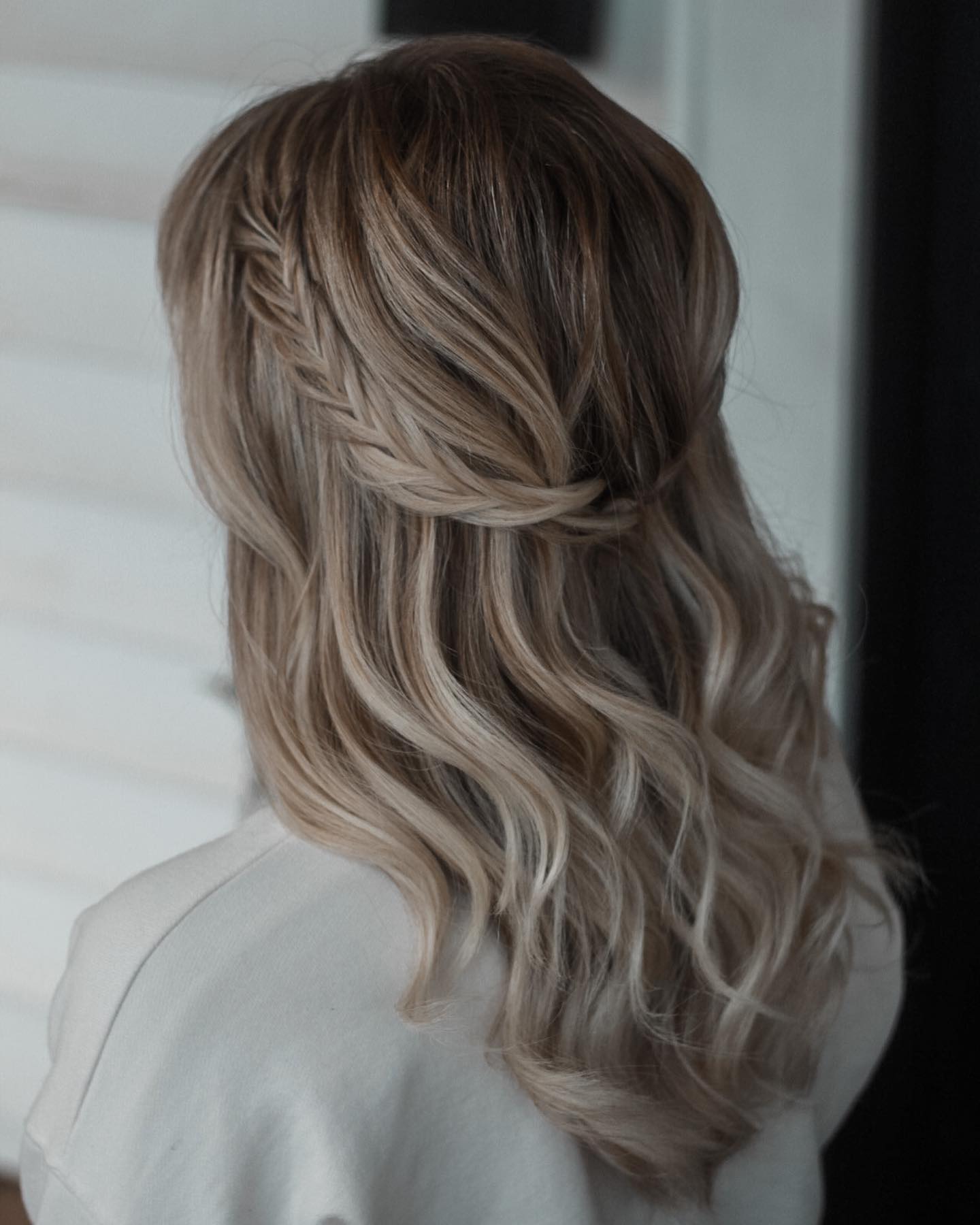 45 Elegante Frisuren für Hochzeitsgäste: Stilvoll und Festlich